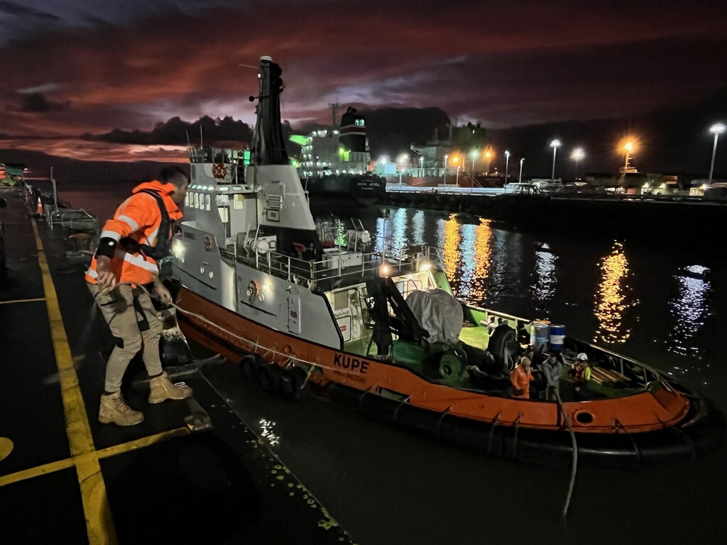 Port Taranaki veteran tug Kupe sets sail for islands | Port Taranaki